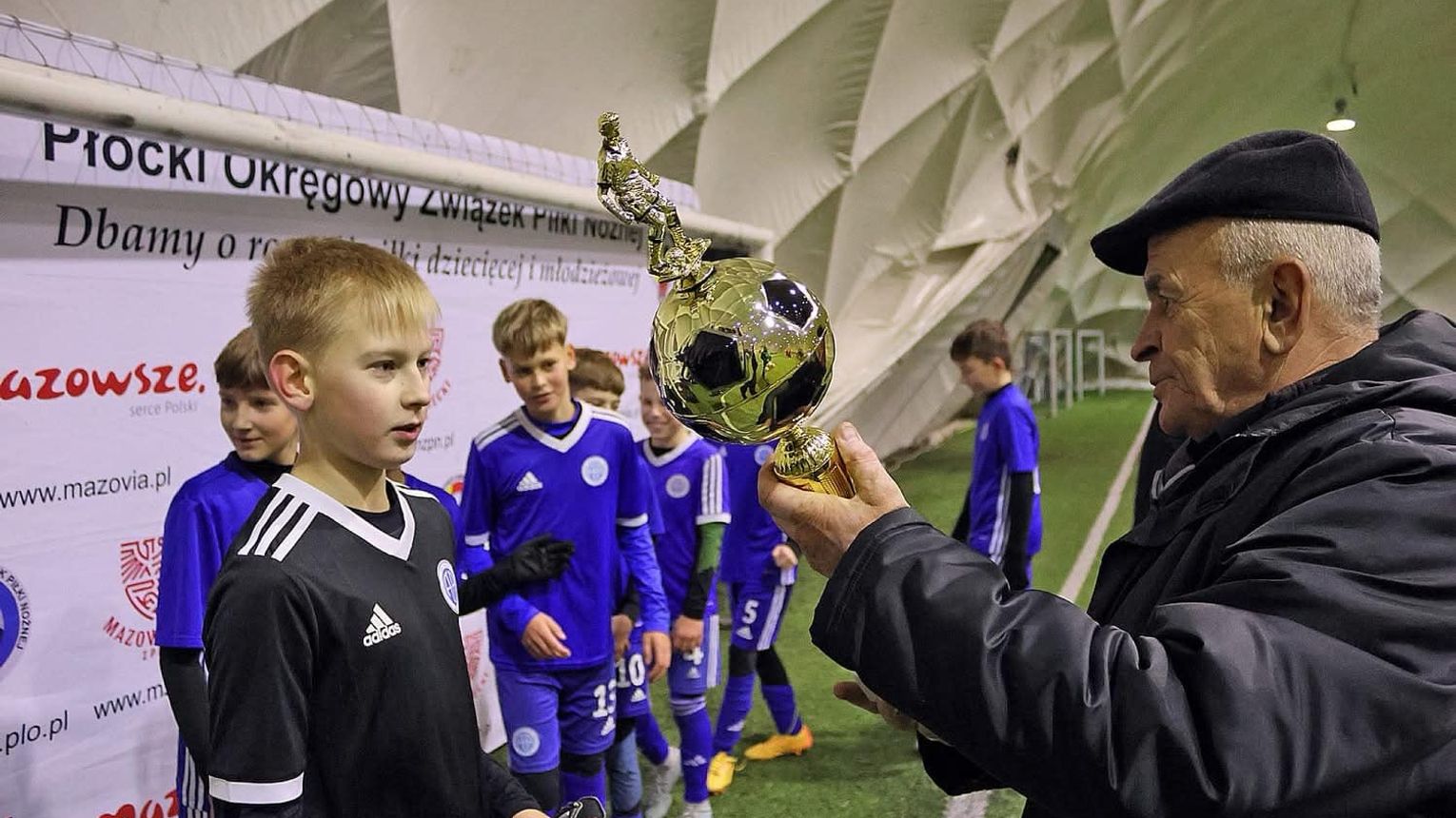 Turnieje Mikołajkowe Młodzików: Football Academy zwycięża, Mazur na ...